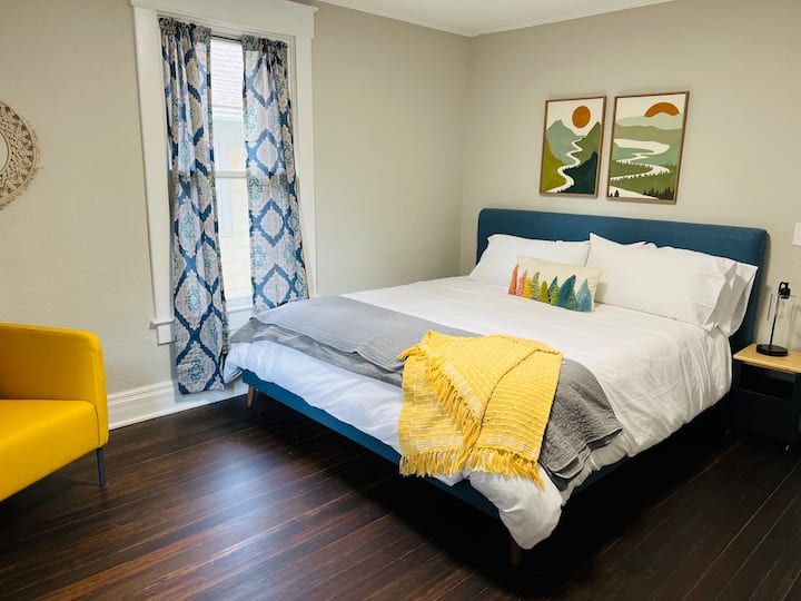 Welcome Home: Plaza & Westport - Kansas City, MO