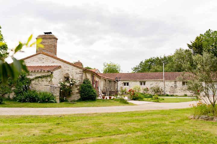 Belle Longère En Pierre - Machecoul