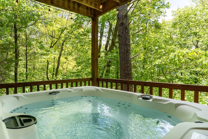 Luxe Treetop Cabin*hot Tub*views