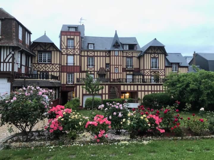 Un Jardin Et Des Vagues, Au Cœur Du Village - Villerville