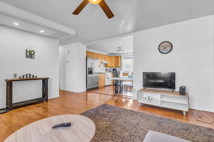 Cozy Main Floor 3 Bedroom Bungalow! - Calgary