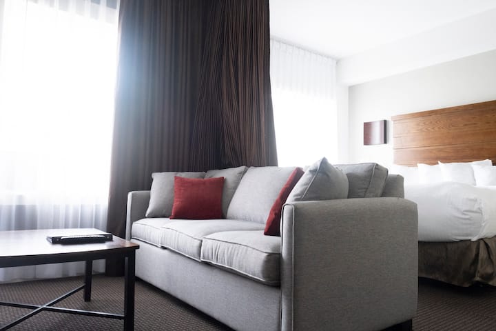 Luxury Studio! Ground Floor! Hot Tub! Pool! - Kimberley, BC, Canada