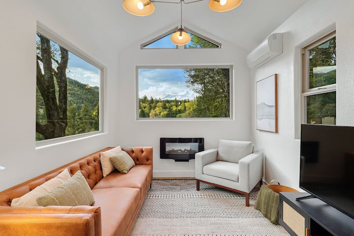 Lookout Cabin W/ Private Hot Tub (Mt Shasta Views) - Dunsmuir, CA