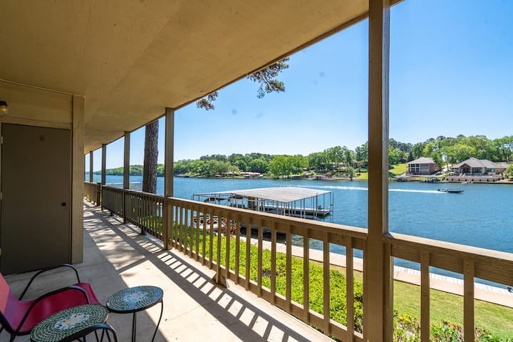 Lake Hamilton Waterfront Condo With A Cabin Touch - Lake Hamilton, AR