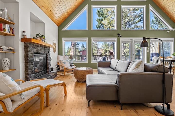 Conifer Cottage | Hot Tub | Peaceful | Foosball - Radium Hot Springs