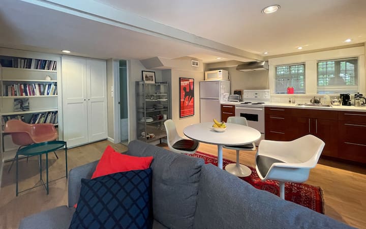 Charming Garden Suite - Vancouver