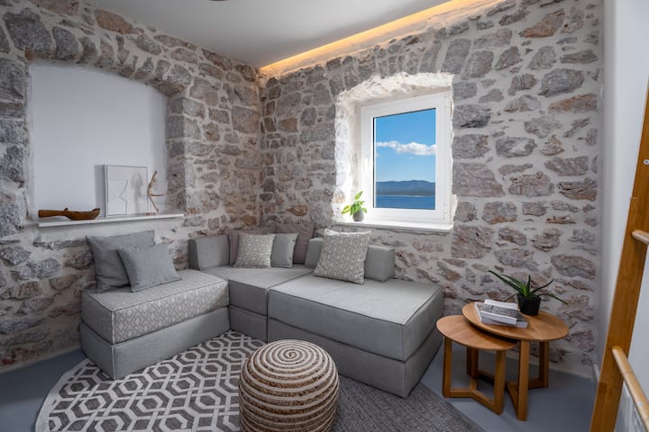 04 Res(p)ort For Adventure Seekers - Brač