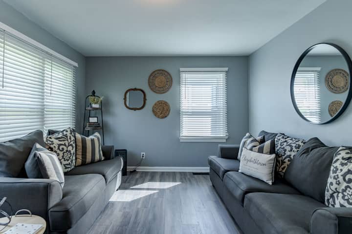 Beautiful Bungalow Close To Downtown - Elizabethtown, KY