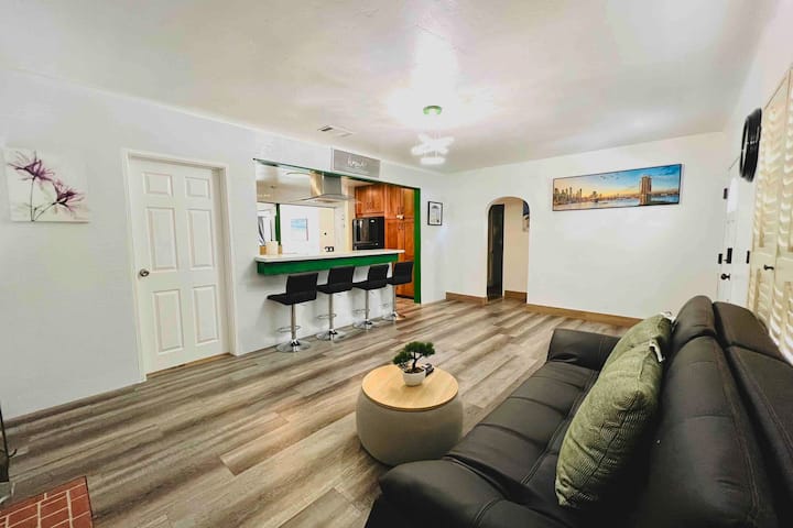 Beautiful Green House In Amazing Location - サイプレス, CA