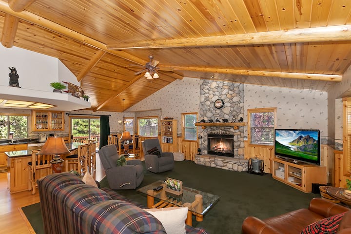 Teakwood Cozy Wood Cabin W/ Fireplace & Hottub - ビッグ・ベアー・レイク, CA