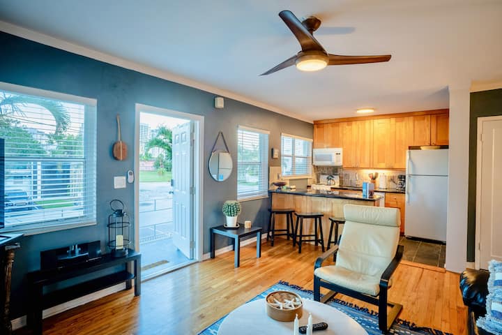 Vistamar Waterfront Beach Abode -Walk To The Beach - Fort Lauderdale, FL