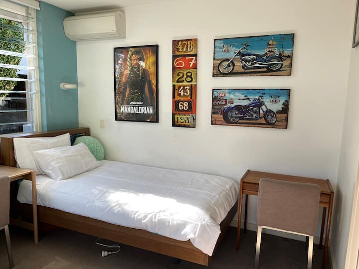 Twin Room With Twin Desks - Gordon