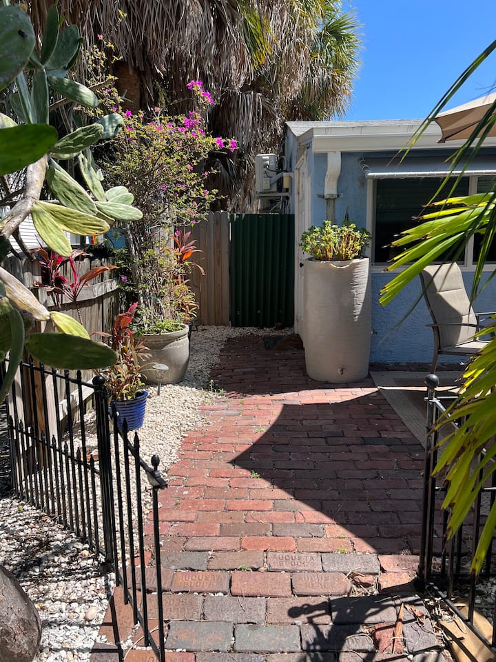 Cottage Near The Beach - St. Pete Beach, FL