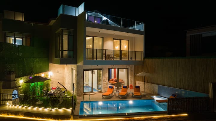 6 Kişilik Kapalı & Açık Havuzlu Lüks Villa - Demre