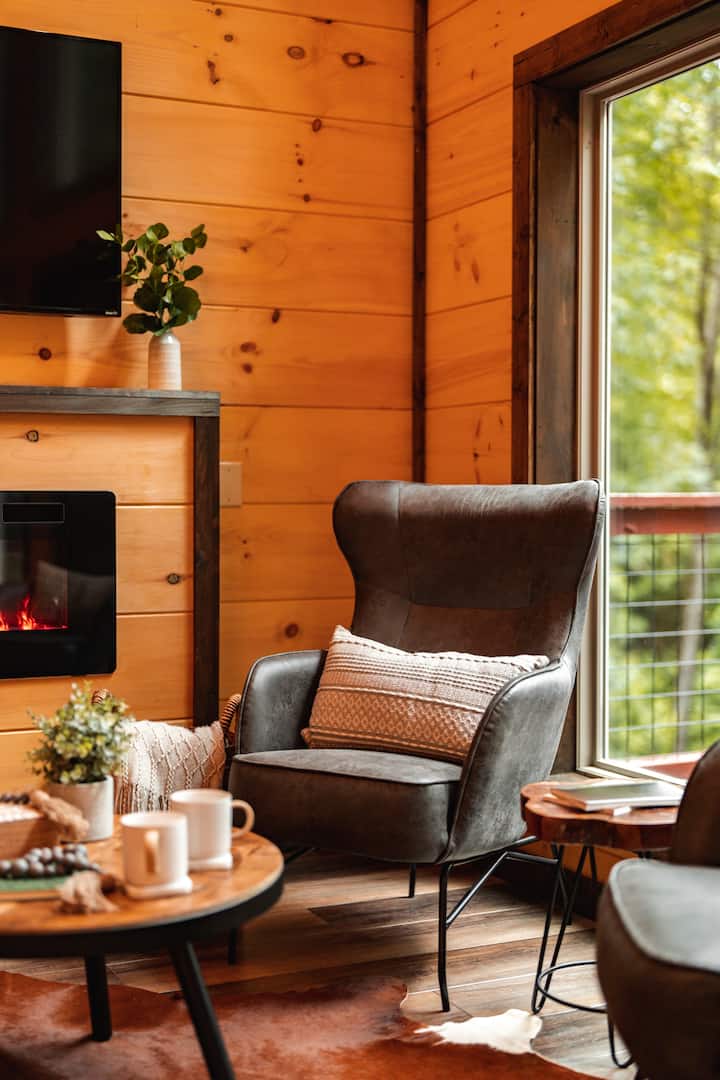 New Cozy Mountain Cabin + Hot Tub + Near Downtown - Gatlinburg, TN