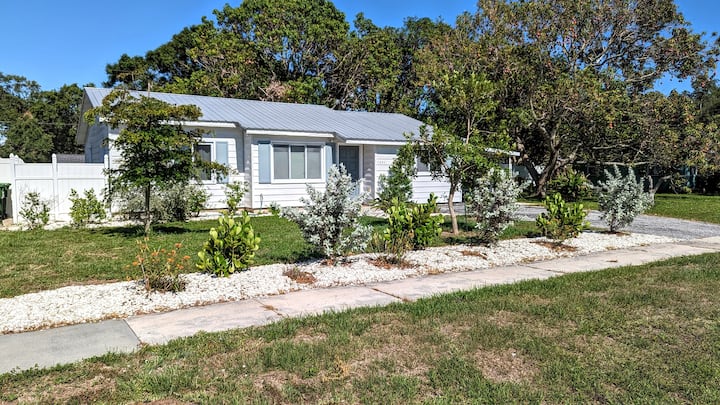 Camp Mango: Central To Downtown & Beaches - Sarasota, FL