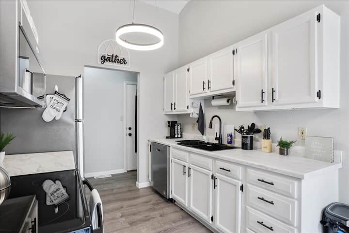 Cozy 3 Bedroom 1.5 Bath House By Hospitals & Park! - Urbana, IL