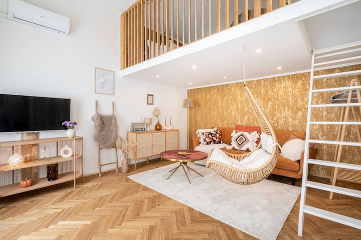 Solar System Apartment With Gallery - Budapest