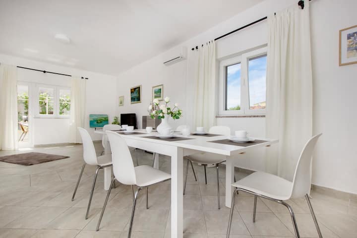 90qm Apartment Zentral In Ruhiger Strandnaher Lage - Vodice