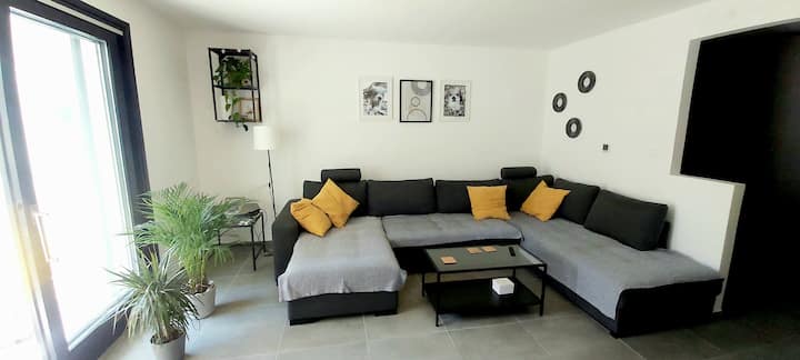 2 Bedroom Apartment, 5 Min. From The Sea - Pula
