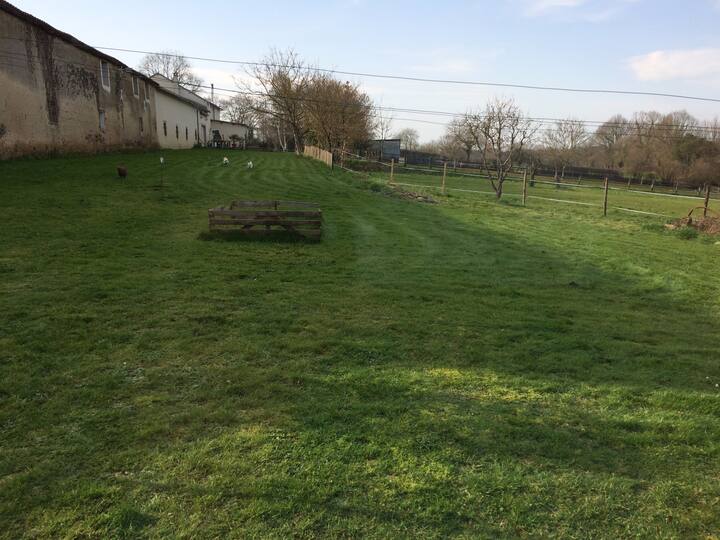Camping Chez L'habitant Pour 8 Personnes Et + - Parthenay