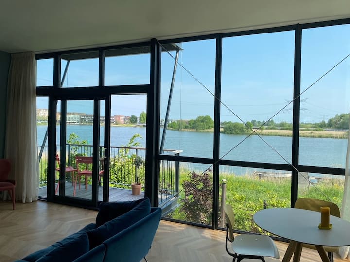 Stijlvol, Ruim Twee Kamer Appartement - Diemen
