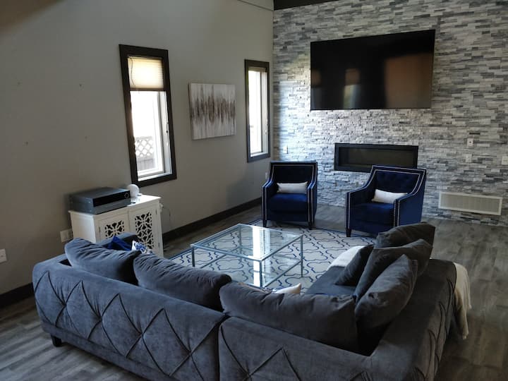 Clean & Spacious. Ac, Bbq, Tesla Charger, And More - Surrey