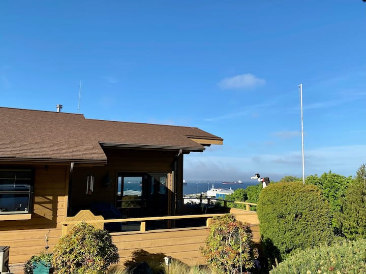 The Lighthouse - Waterviews Mountainviews - Port Angeles, WA