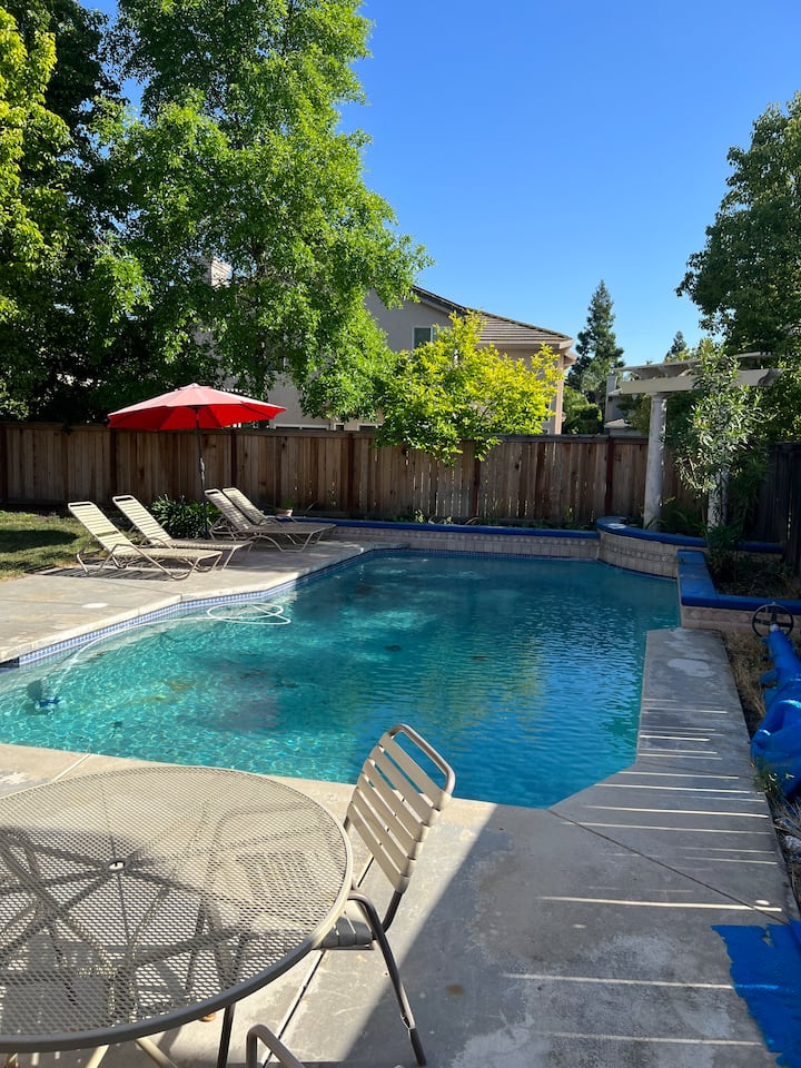 Big Pool W/ Spacious Backyard - Sacramento, CA