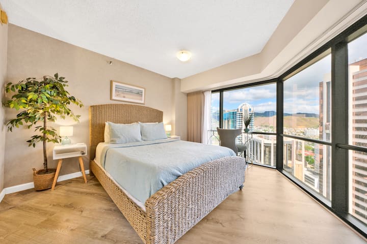 Bright Downtown Treasure! Free Parking +Fast Wifi - Honolulu, HI