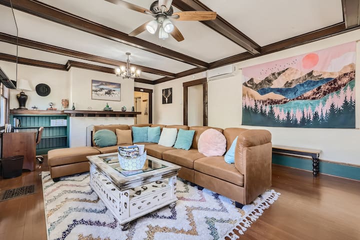 Downtown Rustic Getaway - Colorado Springs, CO