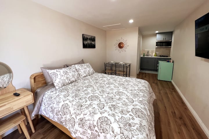 Charming Fresh Studio W/ Complimentary Parking 01 - Monterey Park, CA