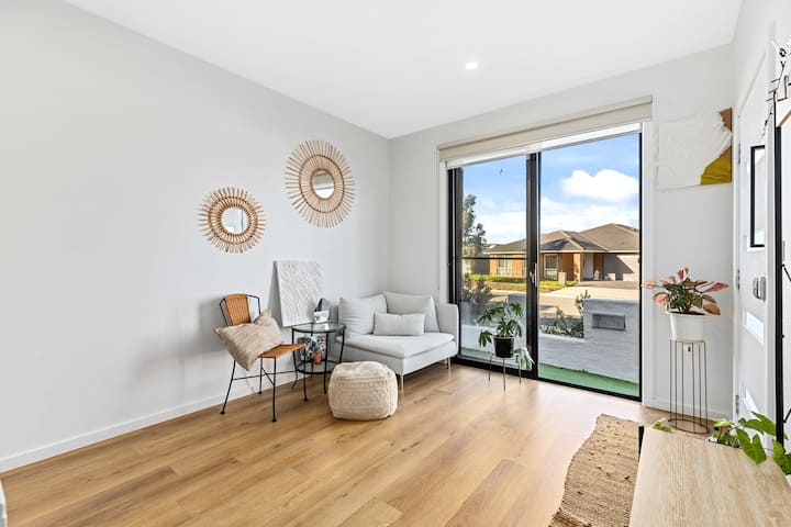 Spacious Urban Oasis In Throsby Canberra - Canberra