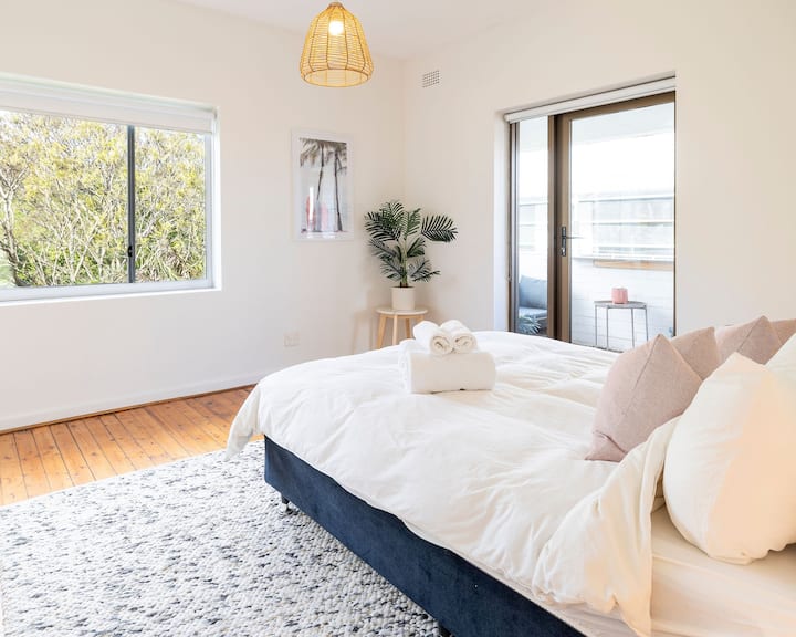 Spacious & Bright With Ocean Views ~ Balcony - Bondi Beach