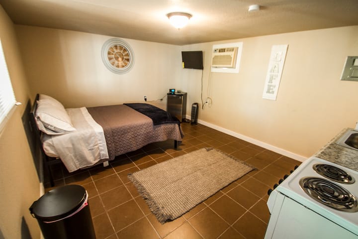 Serene Downtown Escape Cozy Compact Studio - Denver Heights - San Antonio