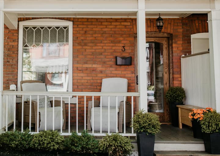 House In Roncesvalles, Toronto - Toronto, ON