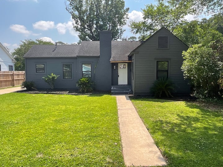 Remodeled Quaint Cottage - Beaumont, TX