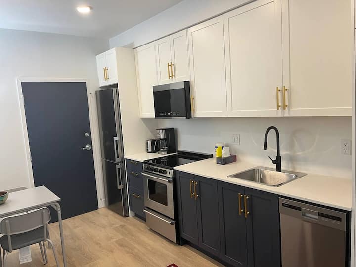 Private Suite (Brand New) Near Sky Train - Coquitlam