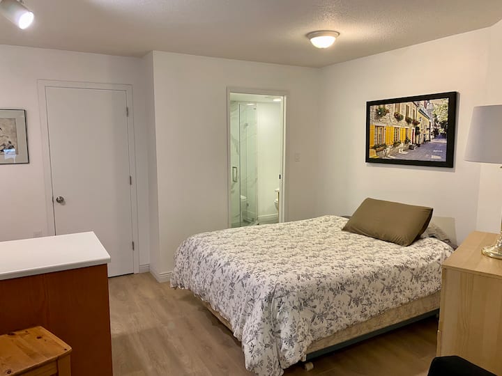Private Guest Room With Attached Private Bathroom. - West Vancouver