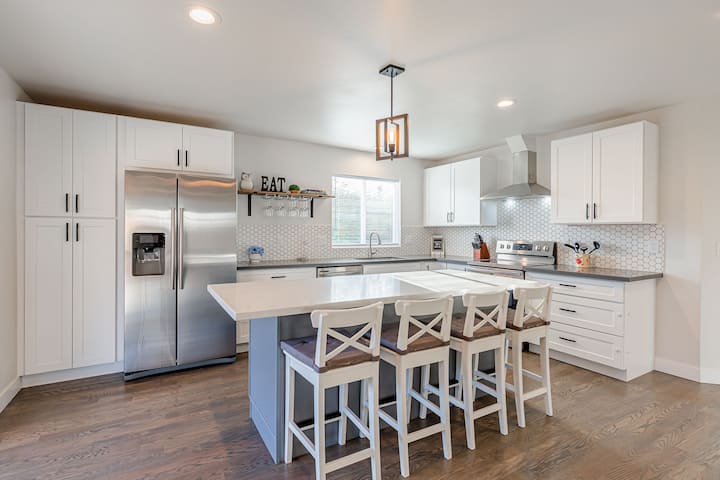 Luxurious 5 Bedroom Home With A/c & Ev Charger - Seattle, WA