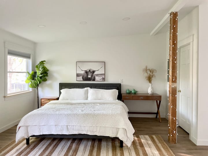 King Size Bed 1st Floor Super Sweet On Winter St. - Brunswick, ME