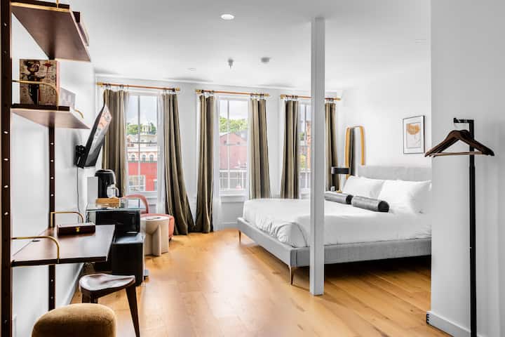 West Market Square View | Historic Bldg | King Bed - Bangor, UK