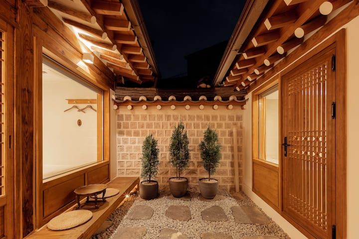 A Hanok Reflecting Gentle Warmth, Mirror Courtyard - Seoul