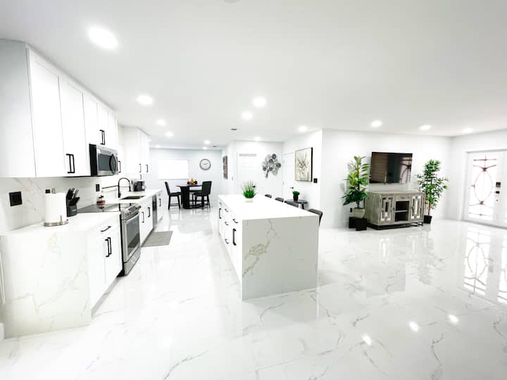 Stunning Modern Home W/jacuzzi Near Dolphin Mall - Doral, FL