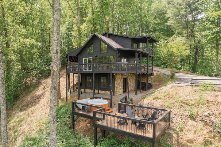 Modern Rustic Chalet W/ Breathtaking Views - Blue Ridge, GA