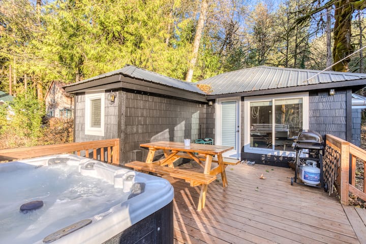 Lolo Bungalow - Private Hot Tub, Riverfront Access - Government Camp, OR