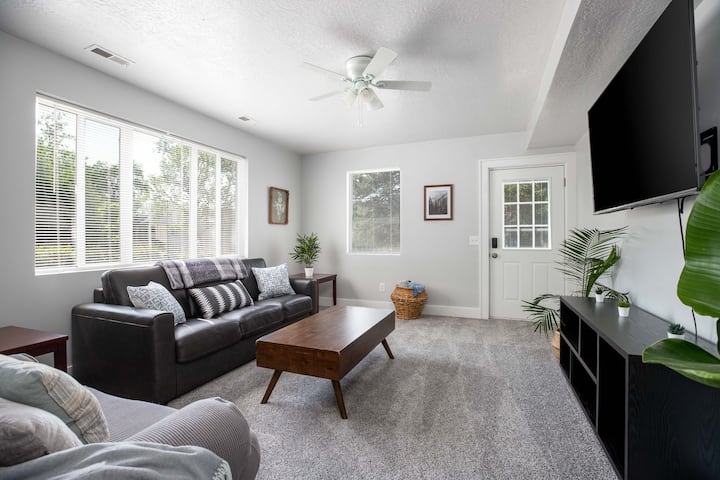 Historic Avenues Two Bedroom Suite! - Tracy Aviary & Botanical Gardens
