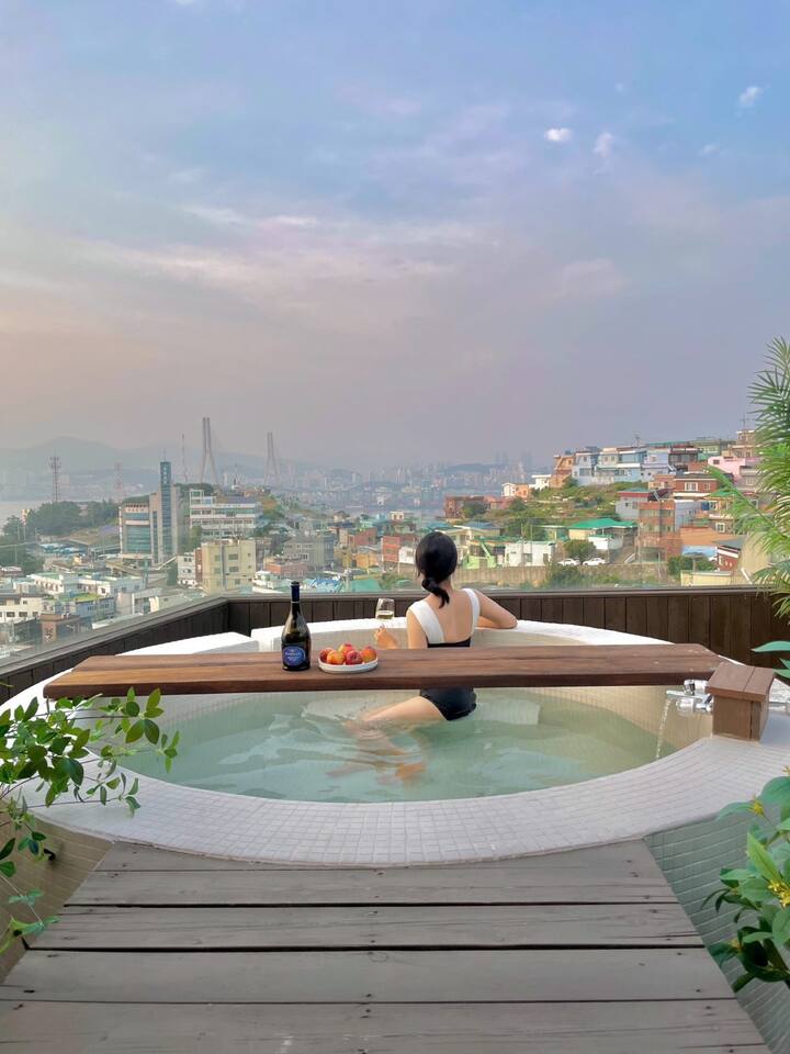 《섬풍경》 #영도 No.1 #부산항대교뷰 #루프탑노천탕
#현대카드,여성조선이 Pick한 곳 - Busan