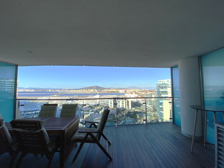 Stunning Views In Ocean Village - Gibraltár