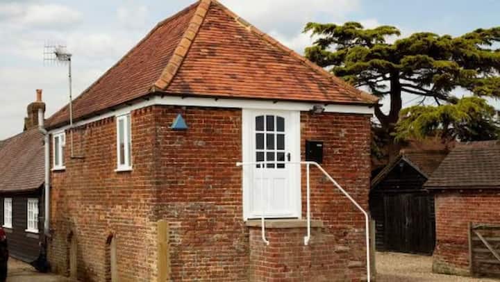 The Wendy House, Gatwick 15 Mins - Dorking